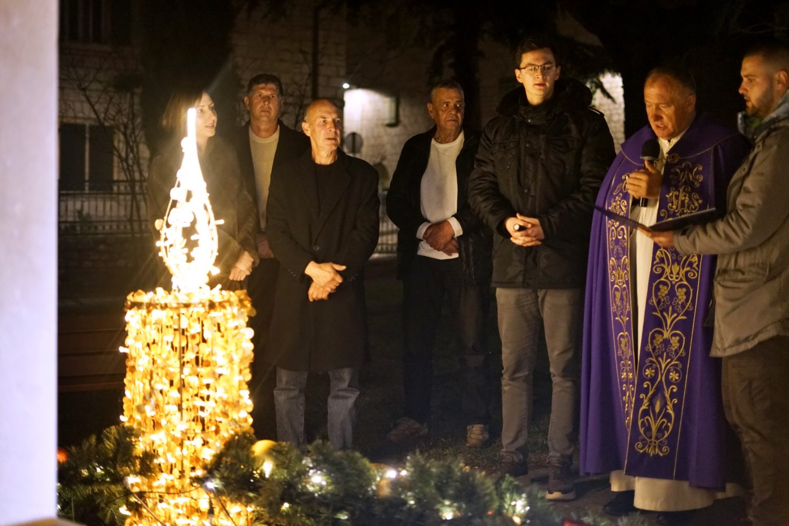 Upaljena druga adventska svijeća, simbol mira | Grad Imotski